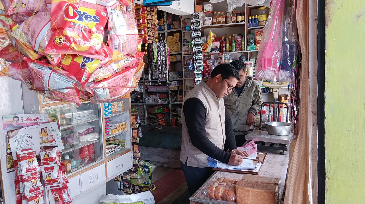 बागेश्वर: होली पर्व के दृष्टिगत खाद्य सुरक्षा विभाग की टीम ने यहां खाद्य प्रतिष्ठानों का किया ...