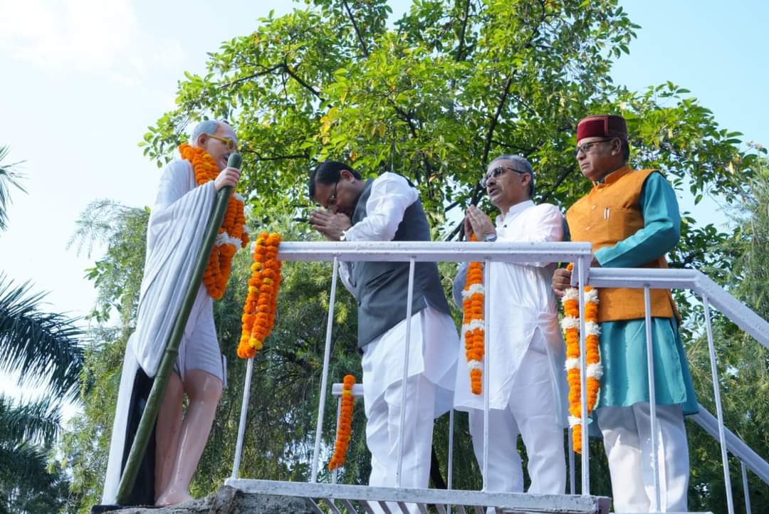 उत्तराखंड: सीएम धामी ने राष्ट्रपिता महात्मा गांधी की जयंती पर आज गांधी पार्क में उनकी मूर्ति पर ...