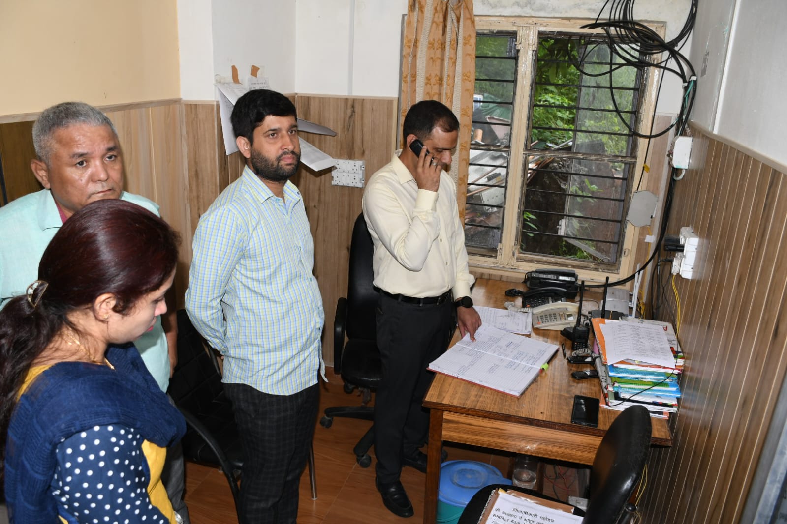 बागेश्वर: आपदा कंट्रोल रूम पहुंचे डीएम सभी तहसीलों से दूरभाष पर ली अद्यतन सूचना। - Devbhoomi ...