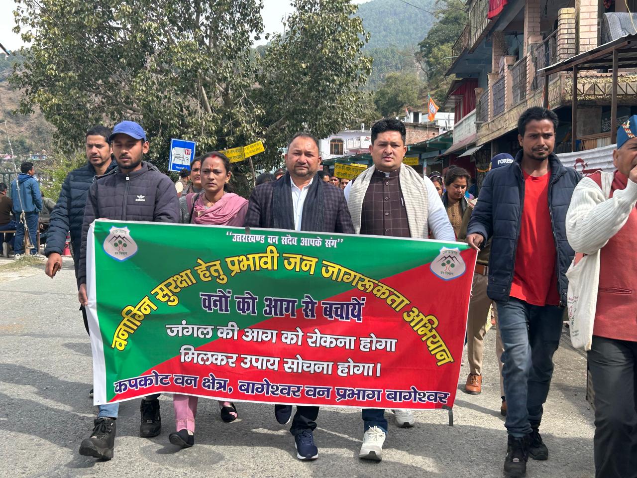 कपकोट: ब्लॉक स्तरीय वनाग्नि सुरक्षा समिति के तहत विकास खंड में जन जागरुकता कार्यक्रम का आयोजन ...